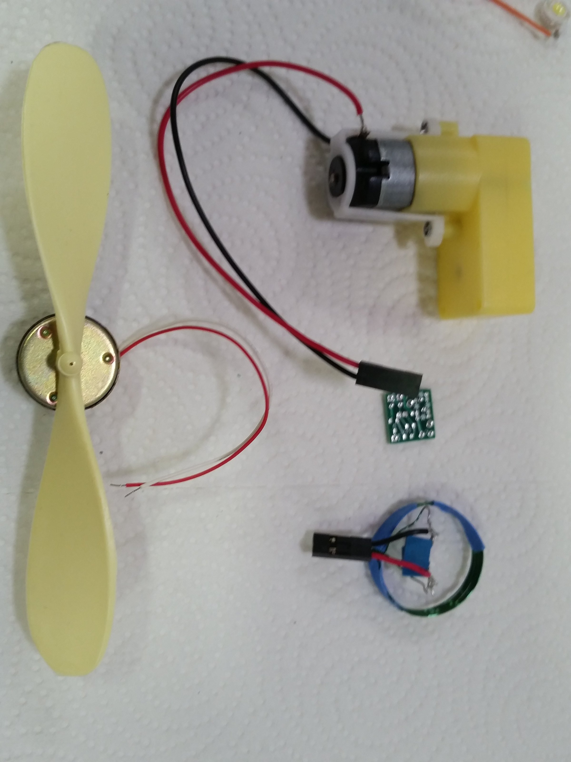 Wireless power hobby and learning kit from Electromechreation on Tindie